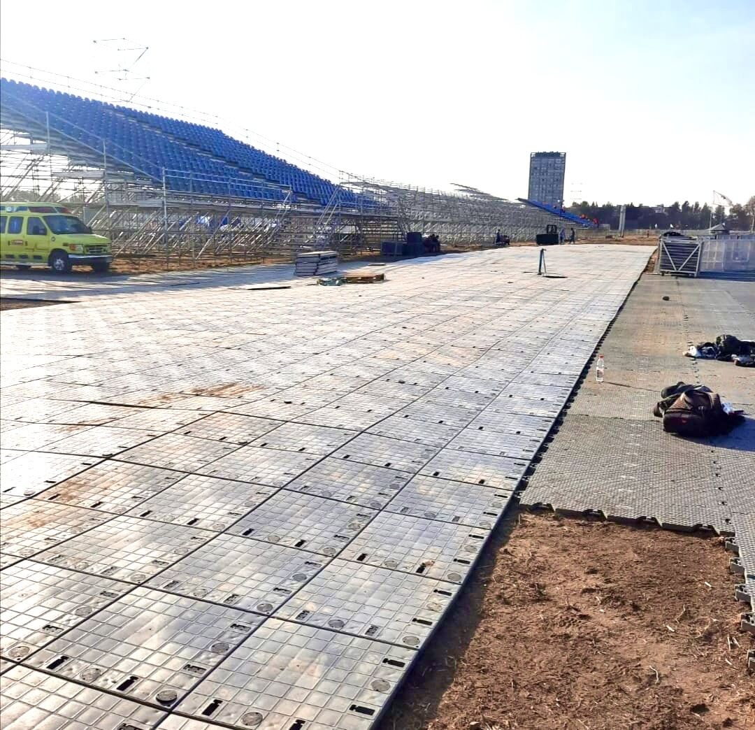 Tarpulin ocupa en sus proyectos piso elaborado con plástico recolectado ...